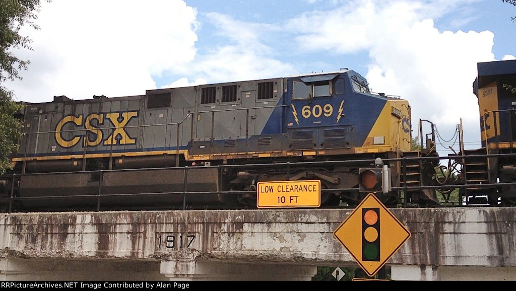 CSX AC60CW 609 follows ES40DC 5351 across Campbellton Street